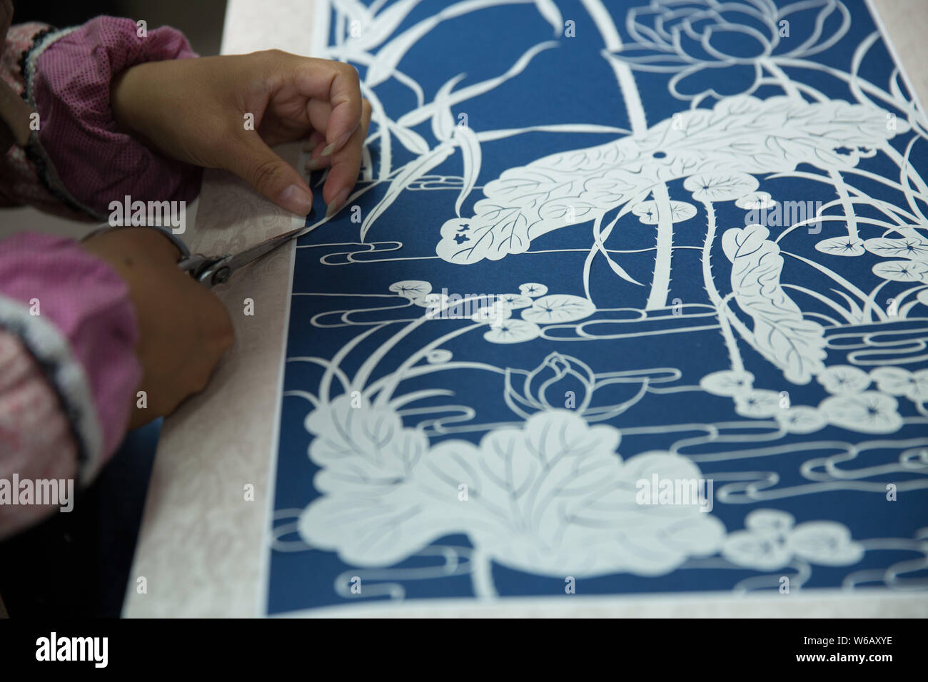 Chinese paper cutting yangzhou hi-res stock photography and images - Alamy