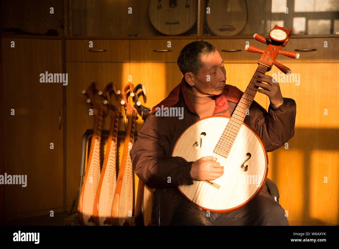 Plucked string instrument hi-res stock photography and images - Alamy