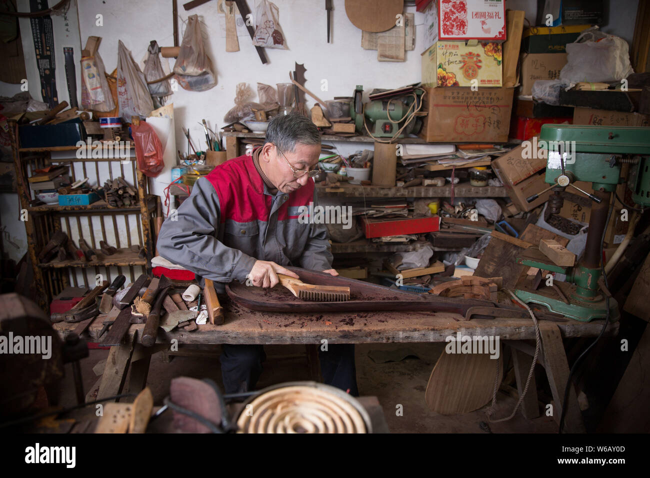 --FILE--Chinese craftsman Li Zhaolin polishes Pipa, a four-stringed ...