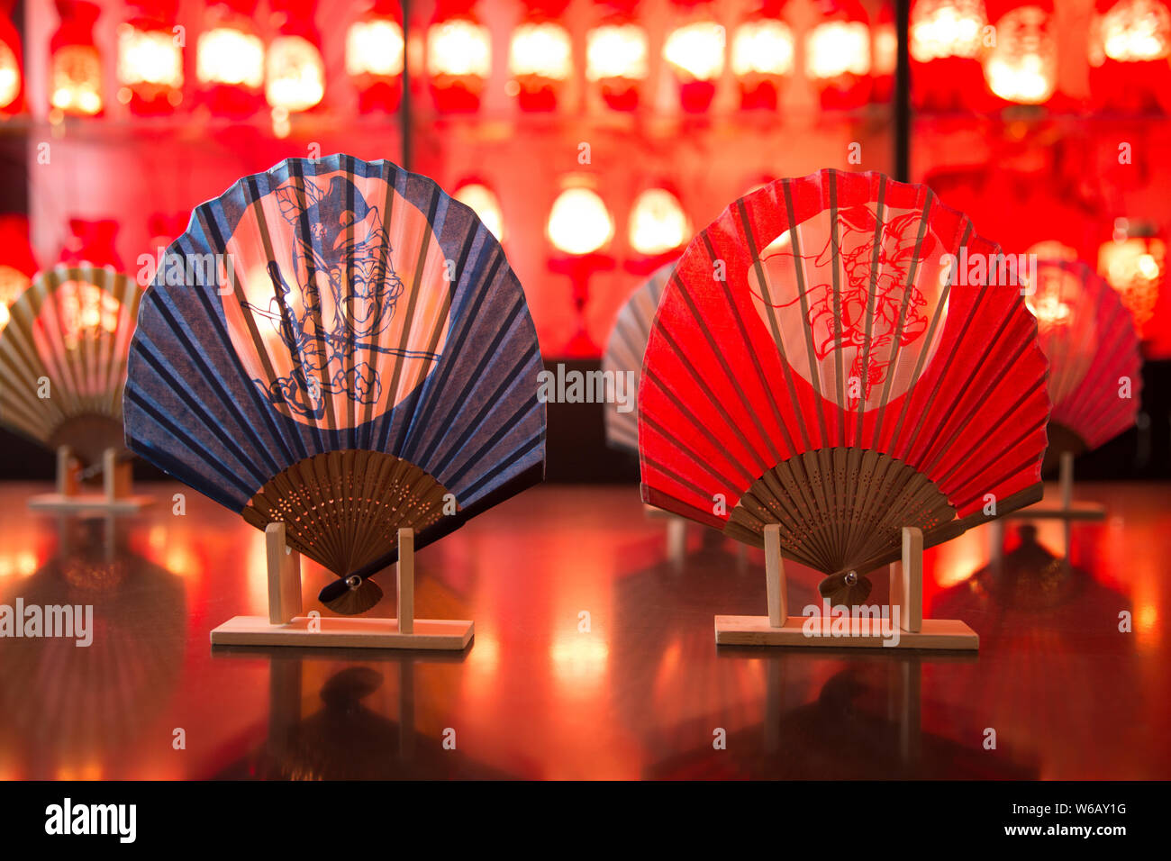 --FILE--Folding fans decorated with paper-cutting artworks of ...