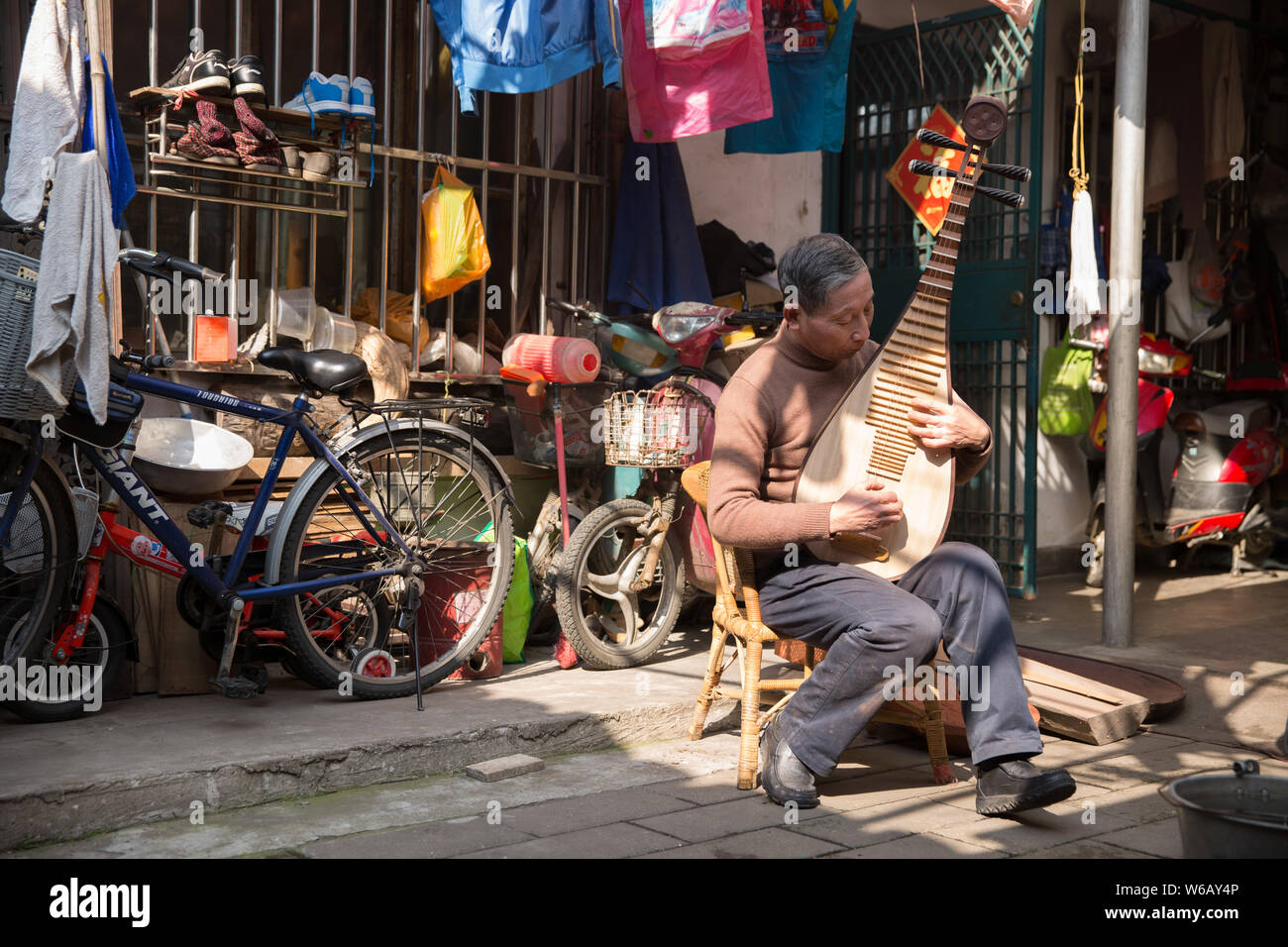 Chinese musical instrument ruan hi-res stock photography and images - Alamy
