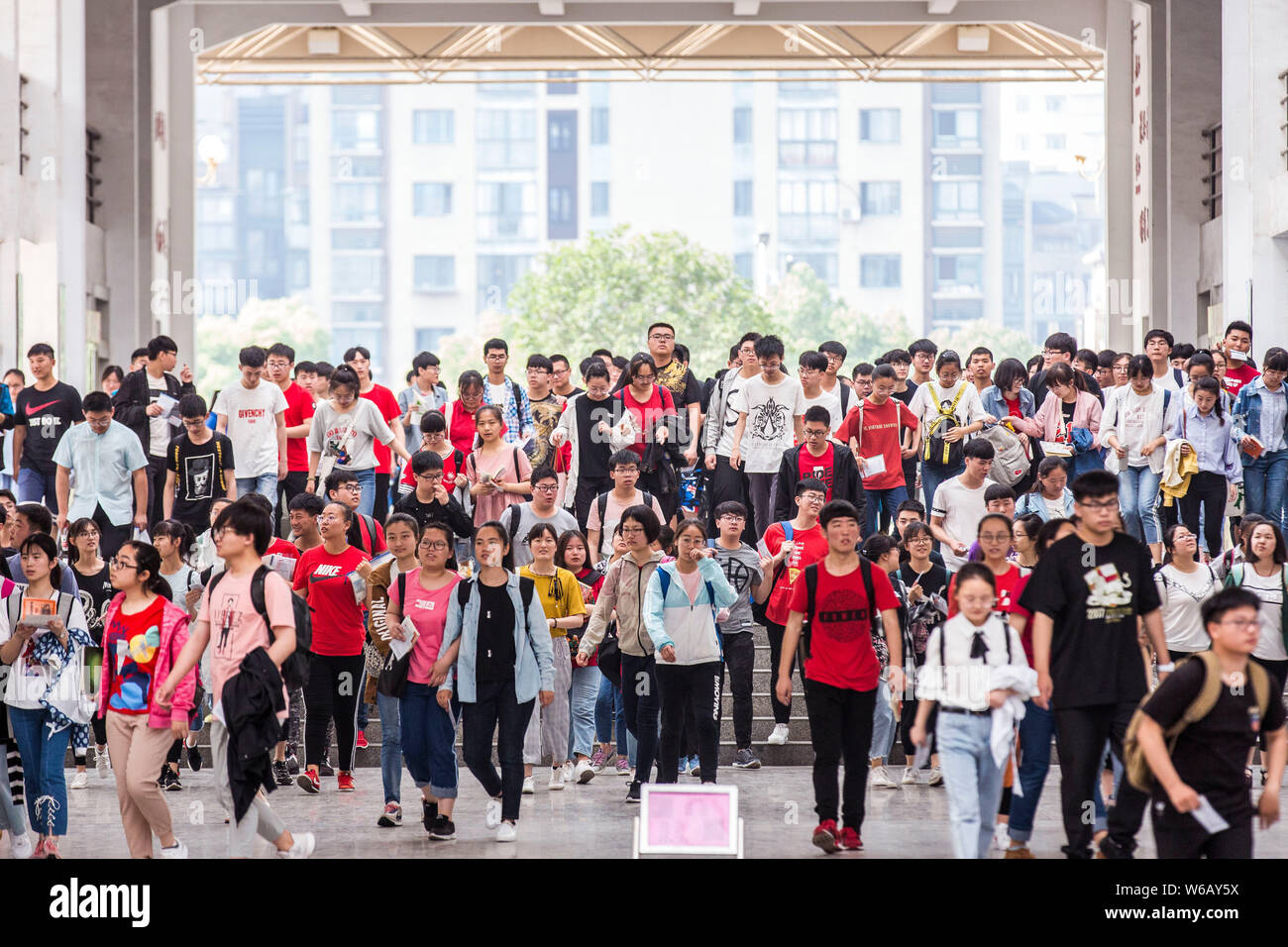 Chinese students who take part in the 2018 national college entrance ...