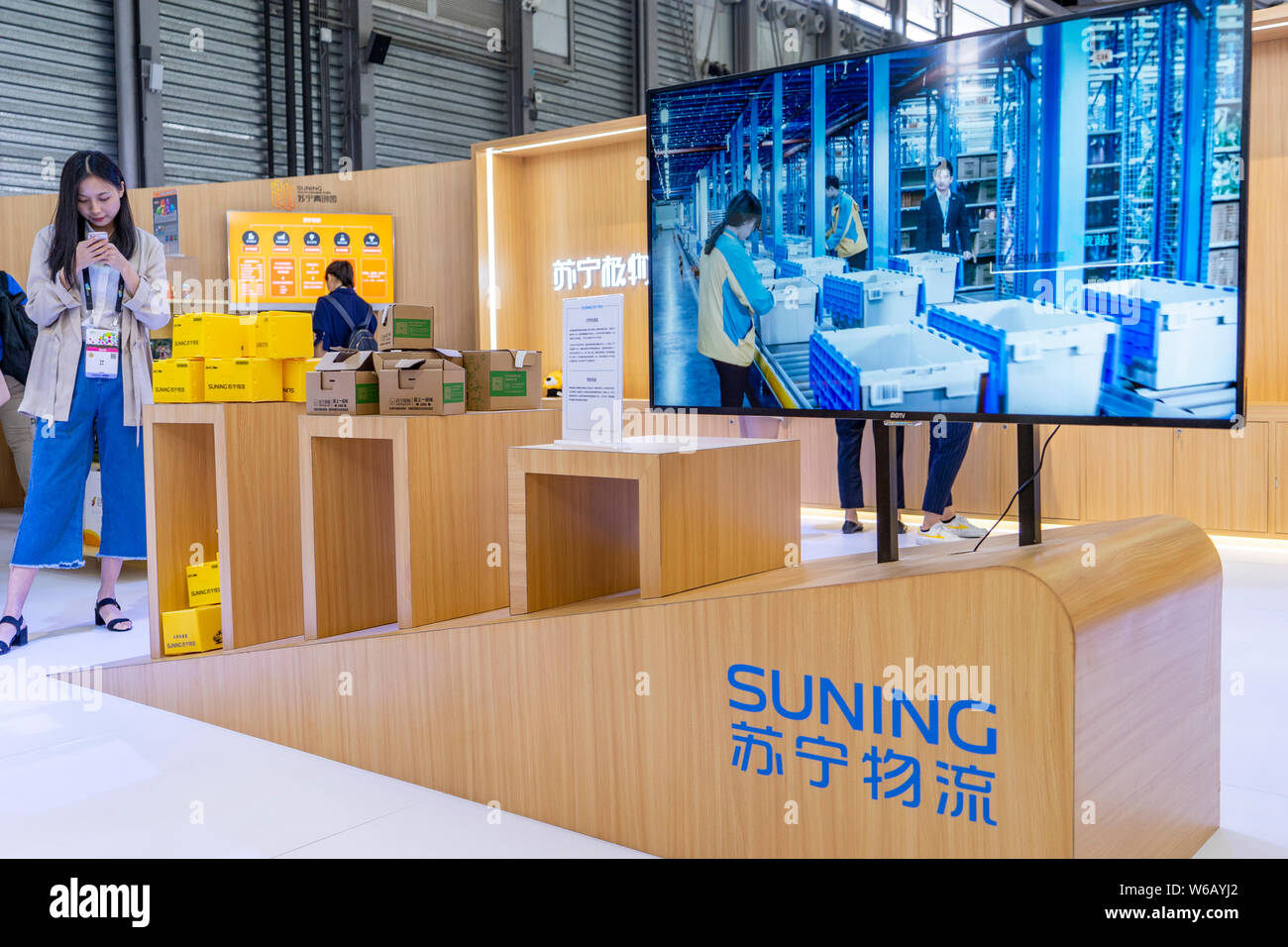 --FILE--People visit the stand of Suning.com, the online shopping site ...