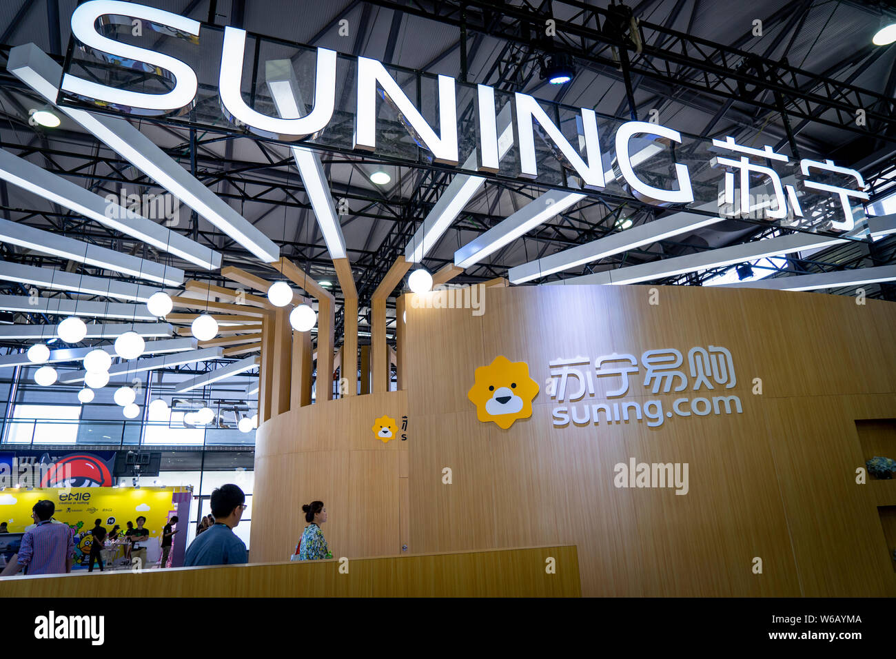 --FILE--People visit the stand of Suning.com, the online shopping site ...