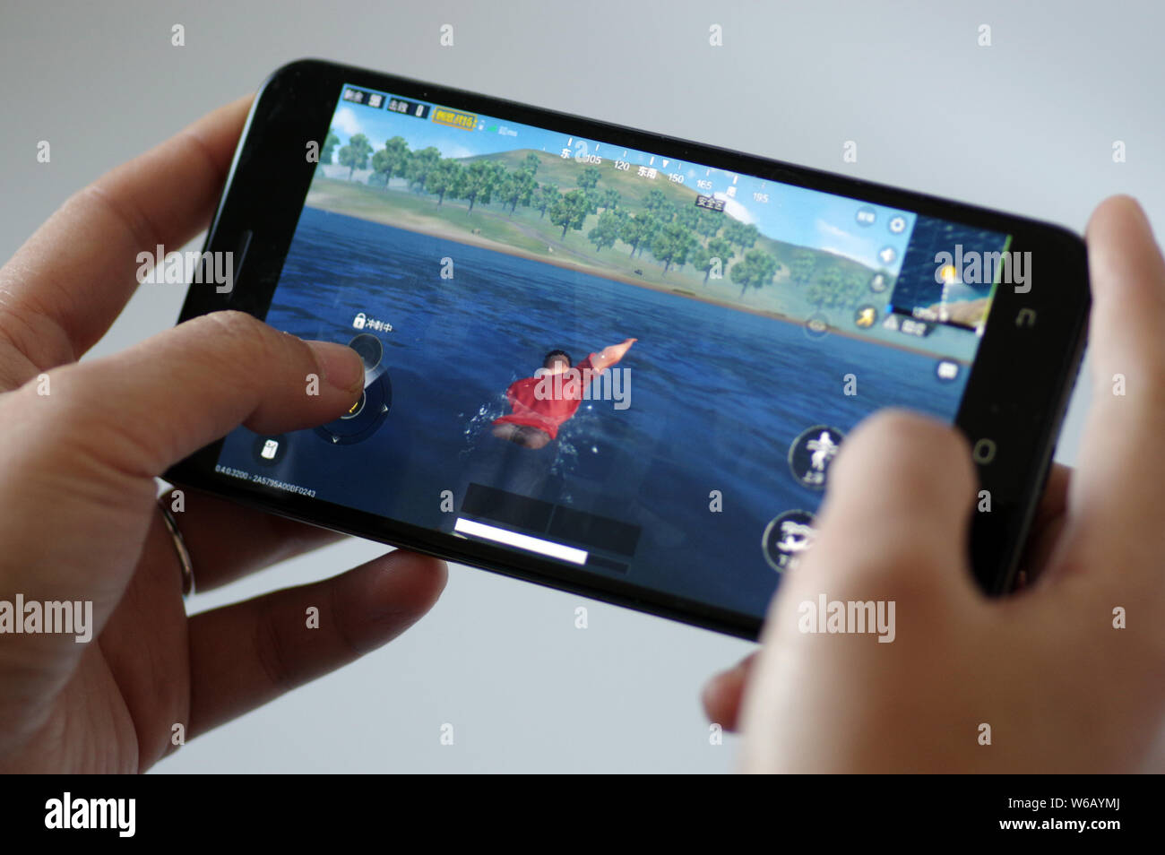 --FILE--A Chinese mobile game player plays Tencent's multiplayer online ...