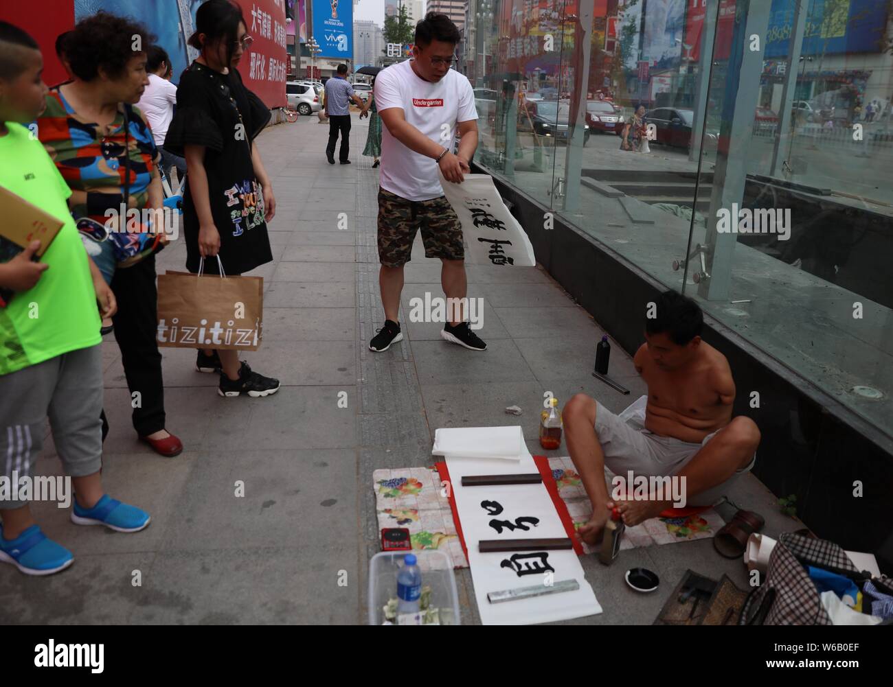 The handicapped Chinese man without hands uses his toes to write ...