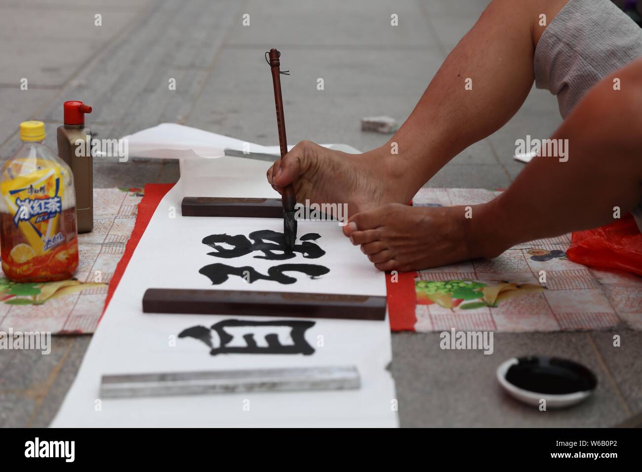 The handicapped Chinese man without hands uses his toes to write ...