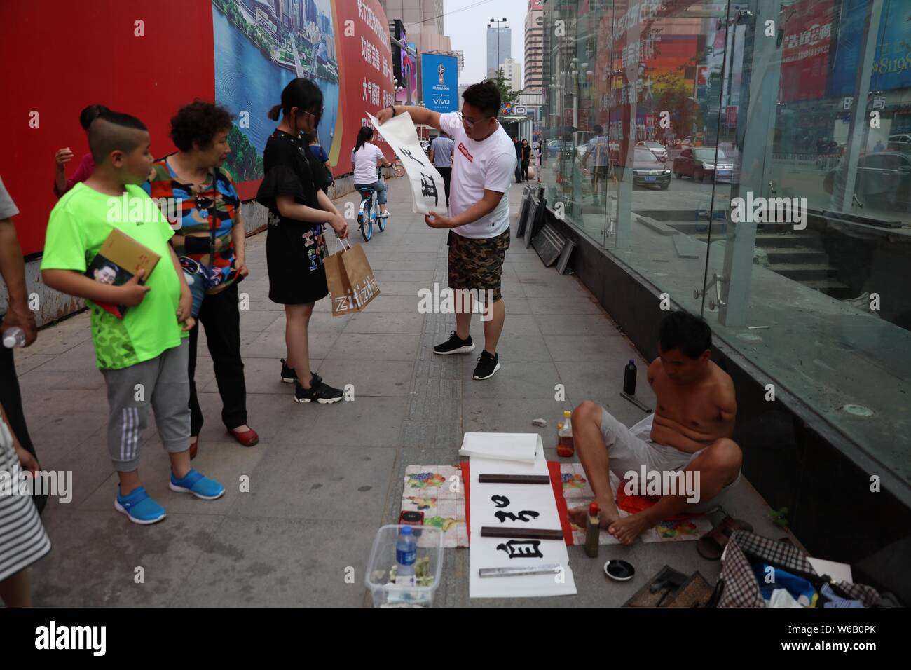 The handicapped Chinese man without hands uses his toes to write ...
