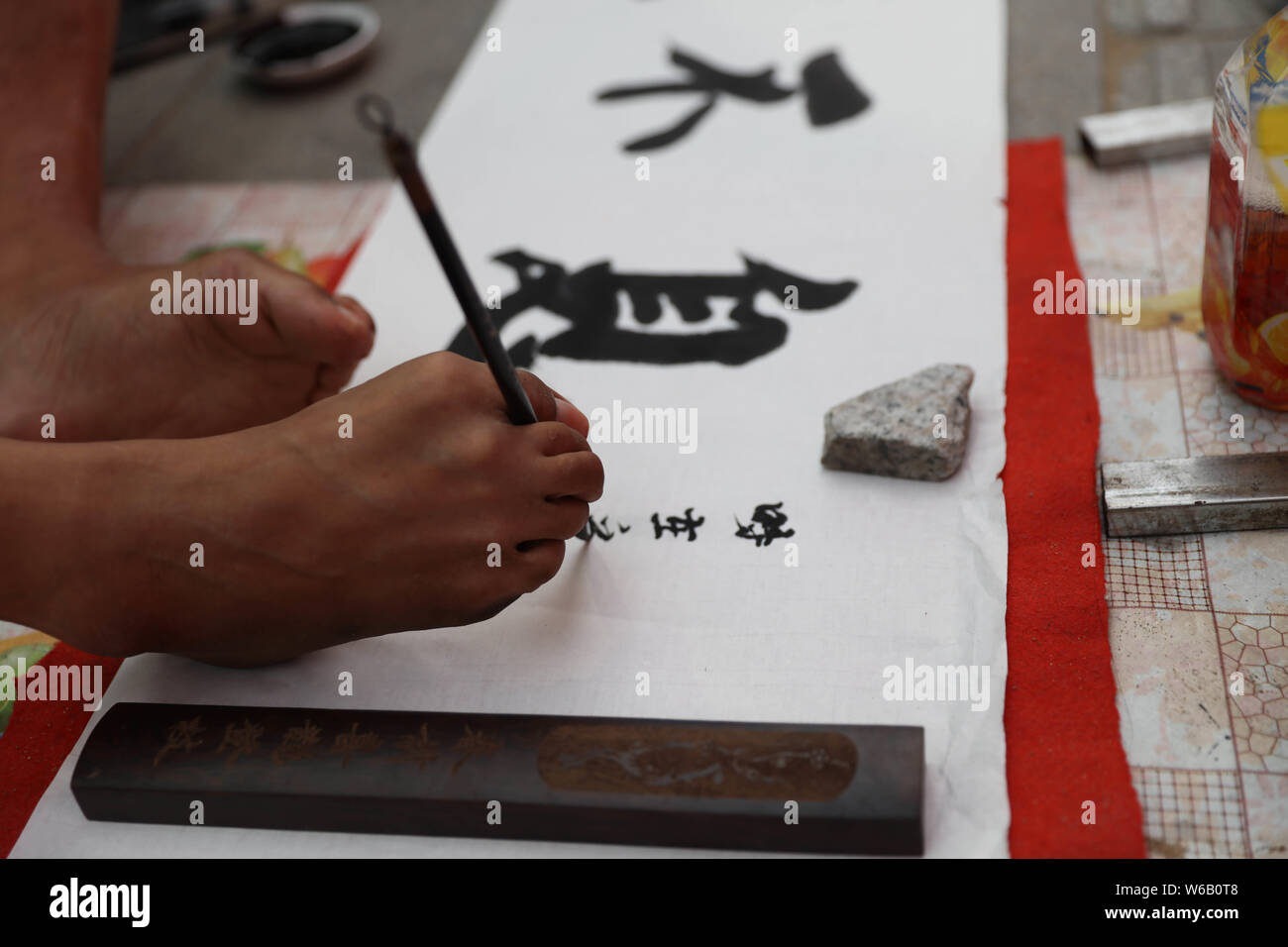 The handicapped Chinese man without hands uses his toes to write ...