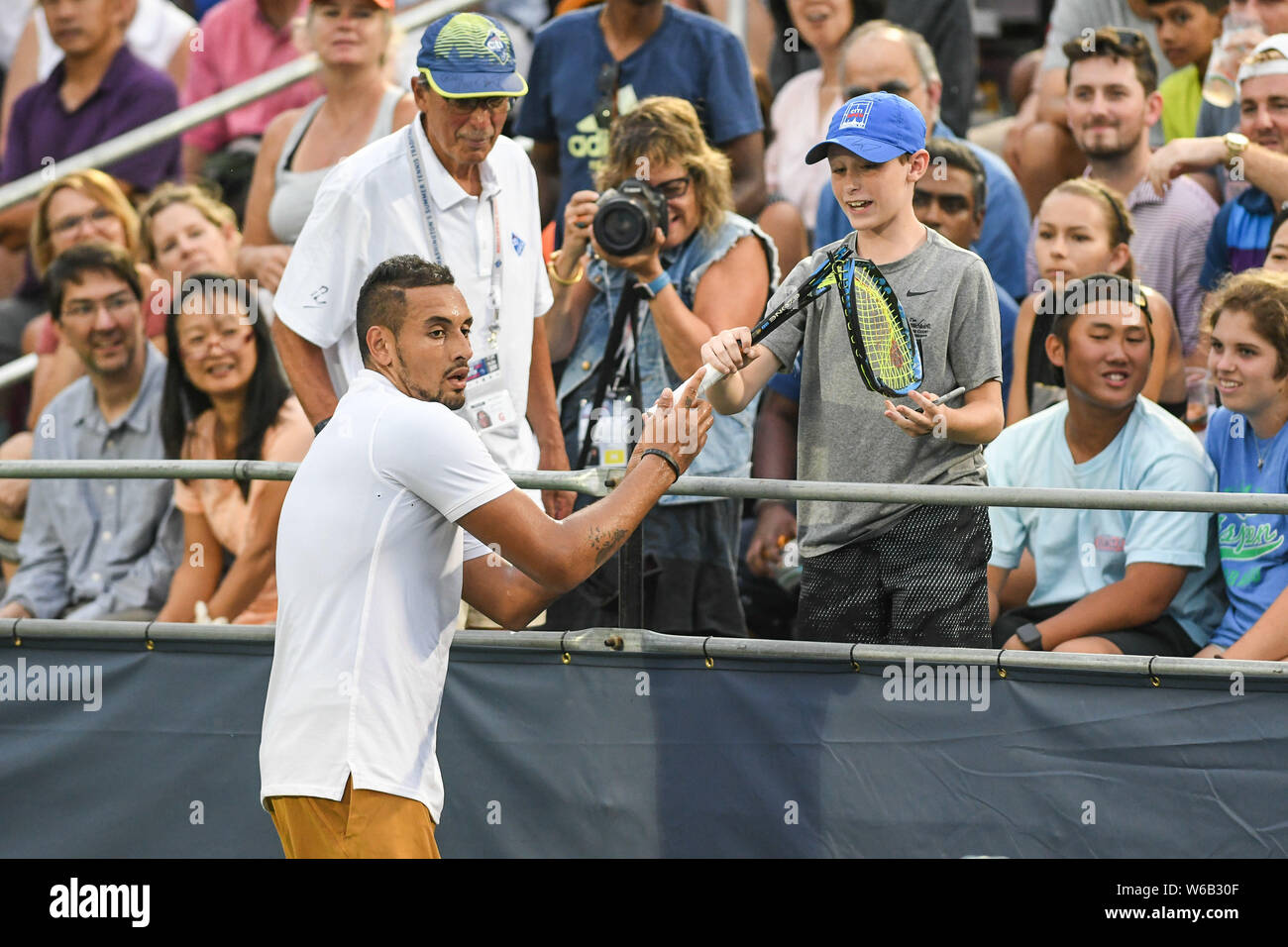 Broken tennis racket hi-res stock photography and images - Alamy