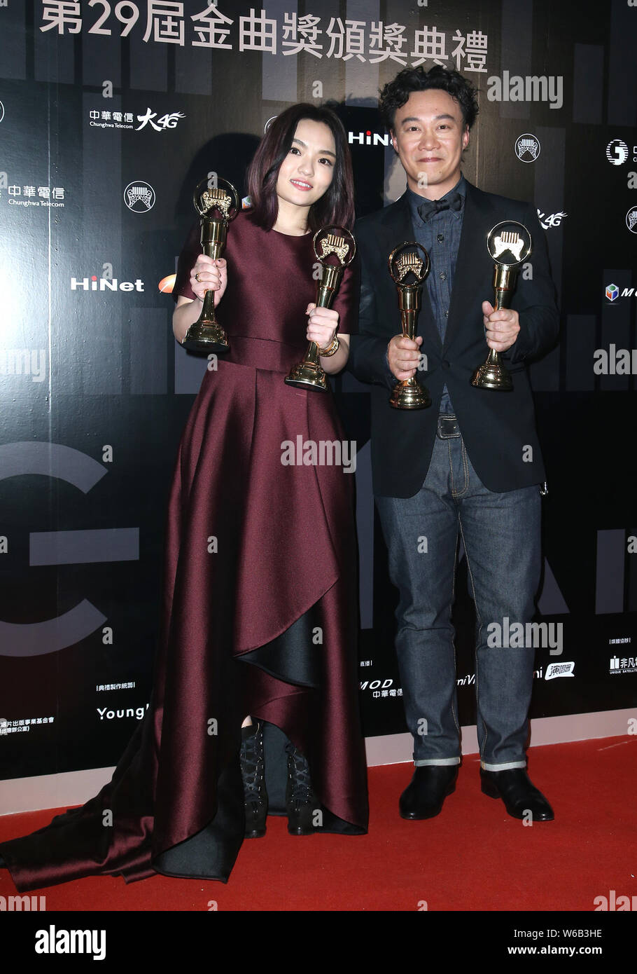 **TAIWAN OUT**Taiwanese singer Lala Hsu Chia-ying (left) and Hong Kong singer Eason Chan pose ...