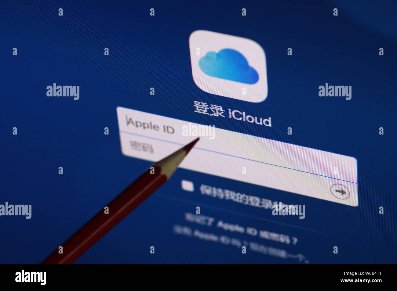 --FILE--A Chinese netizen uses Apple's cloud-based storage service and ...