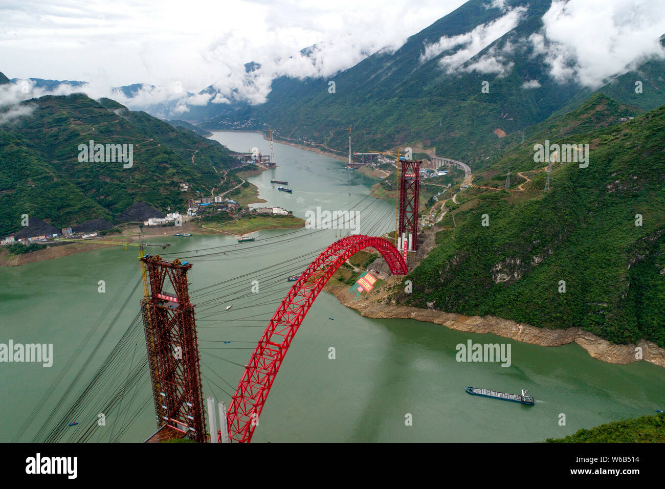 Xiangxi yangtze river bridge hi-res stock photography and images - Alamy