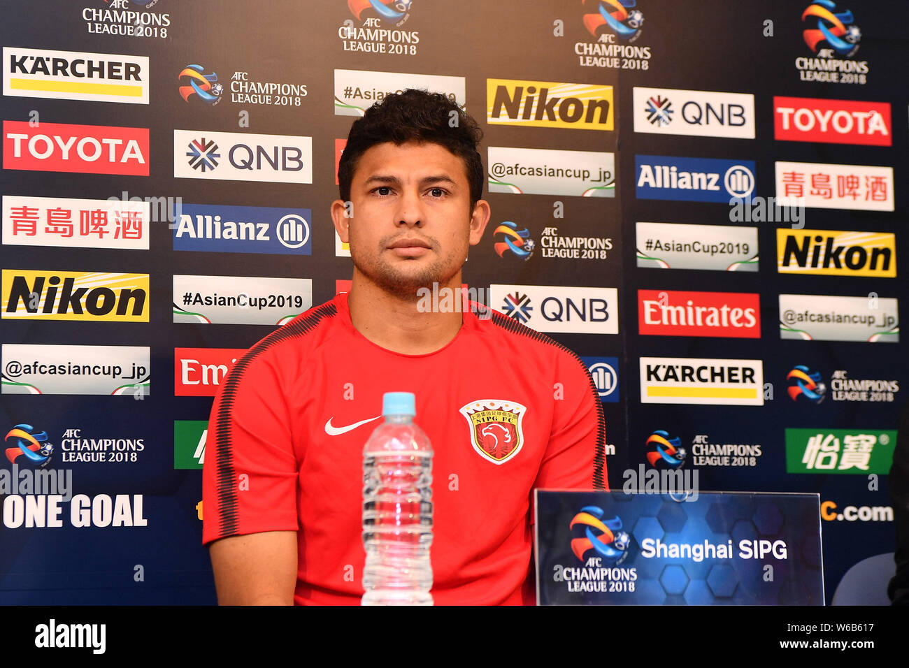 Brazilian football player Elkeson of China's Shanghai SIPG F.C. attends ...