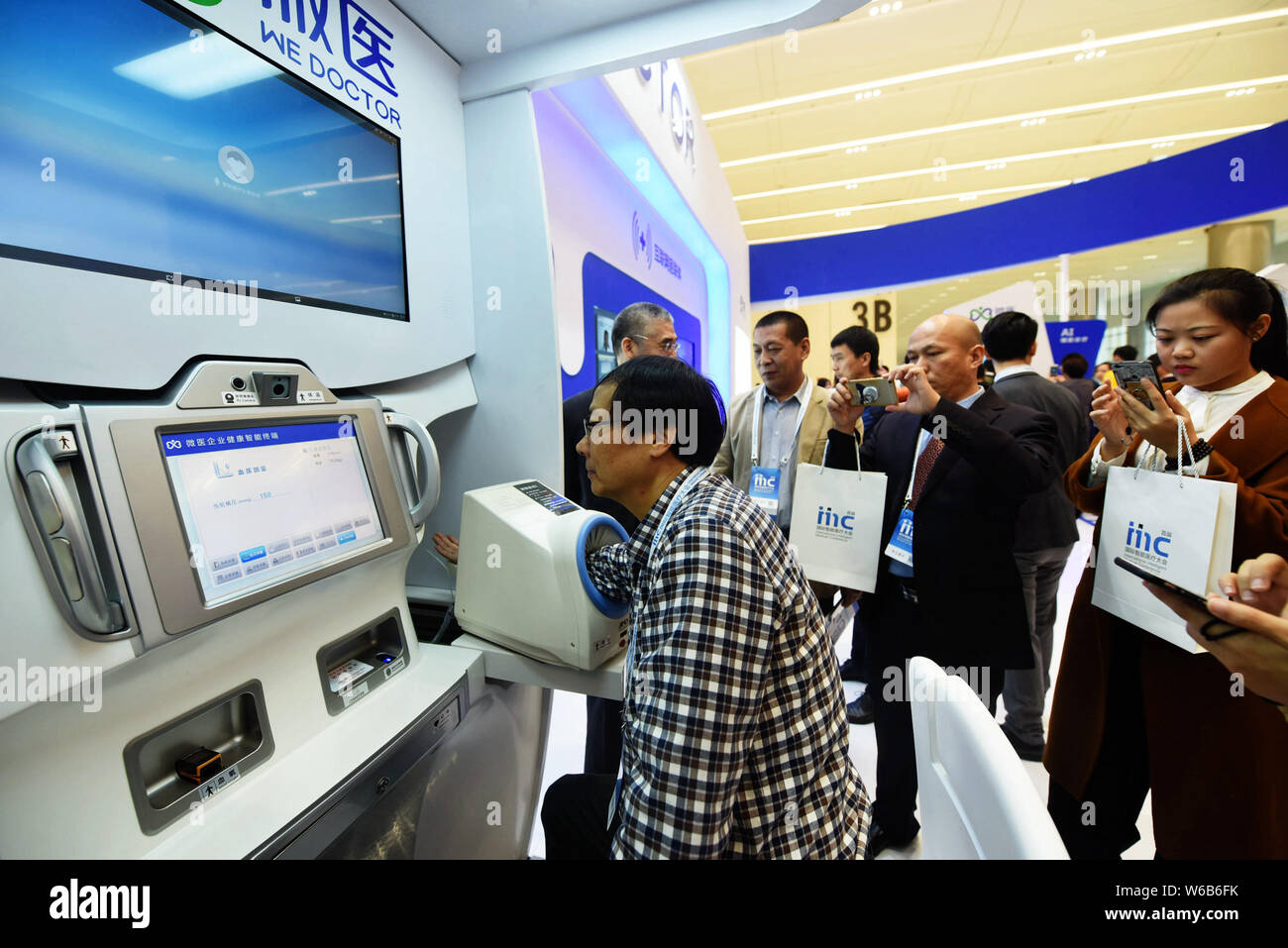 --FILE--People visit the stand of Chinese online healthcare solutions ...