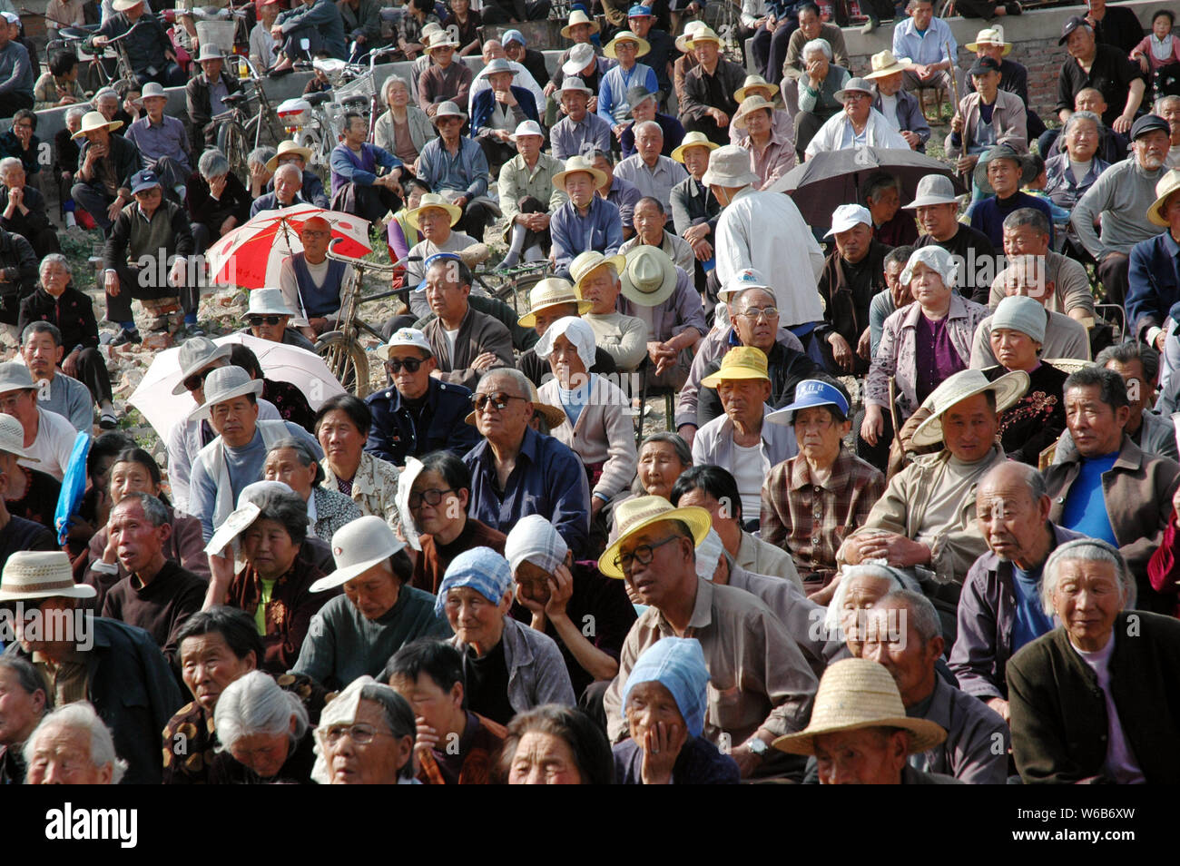 Elderly crowd watch opera hi-res stock photography and images - Alamy