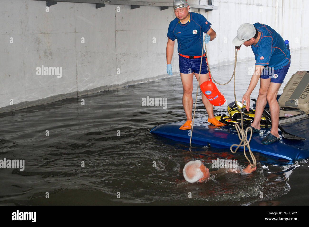 Members of rescue team from Zhengzhou Red Cross conduct an underwater ...