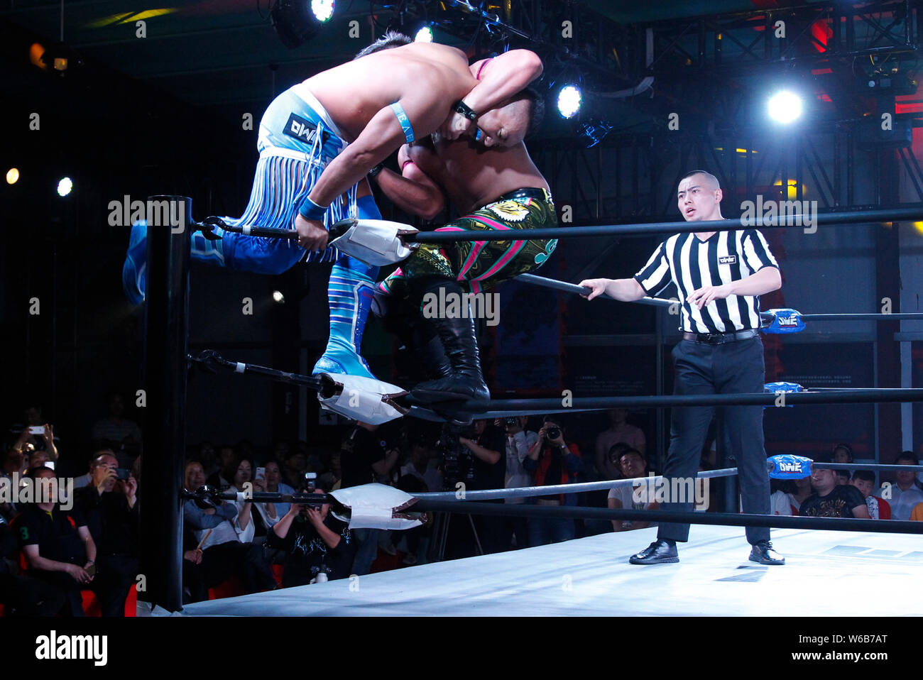Chinese wrestlers hi-res stock photography and images - Alamy
