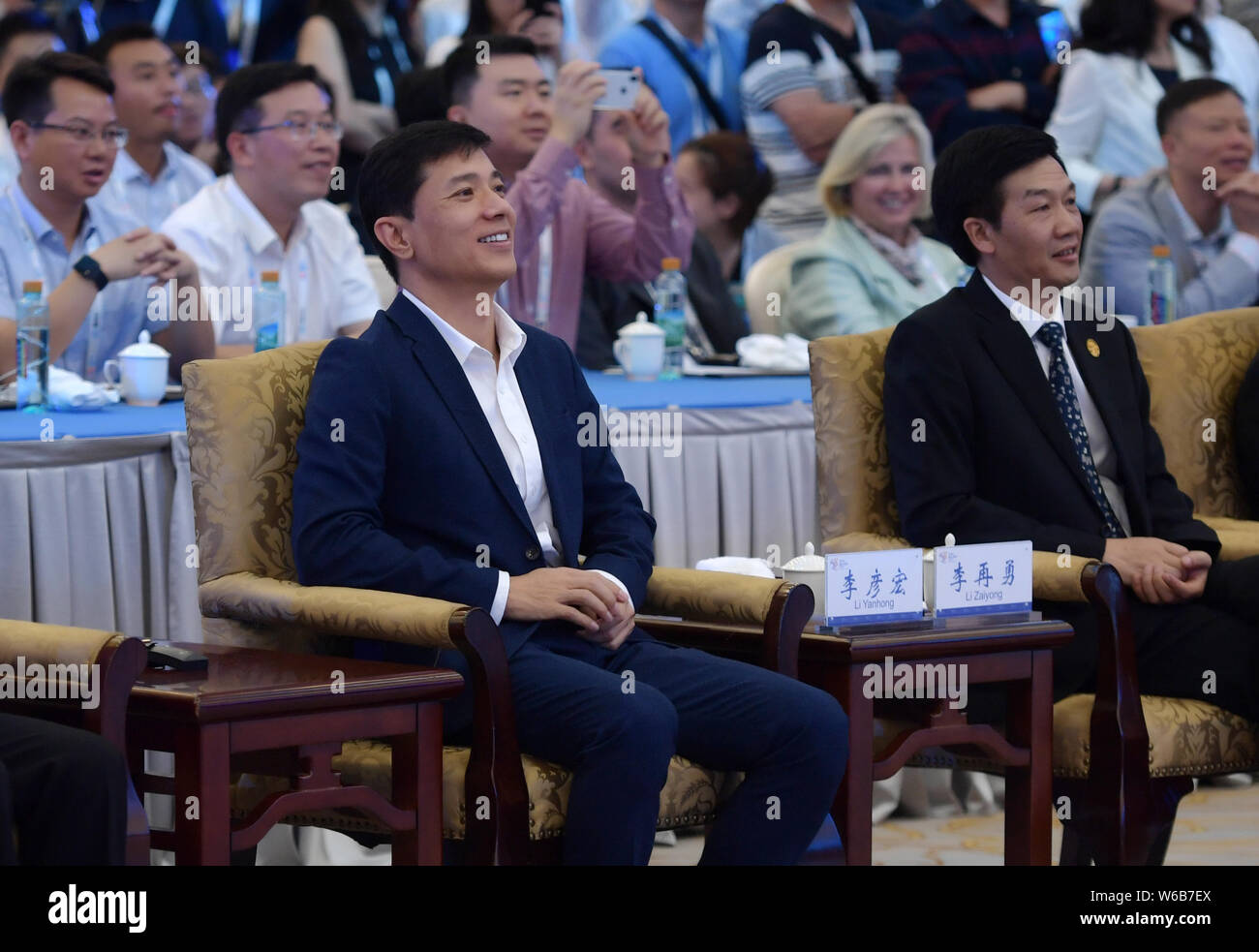 Robin Li Yanhong, left, Chairman and CEO of Baidu Inc., attends the ...