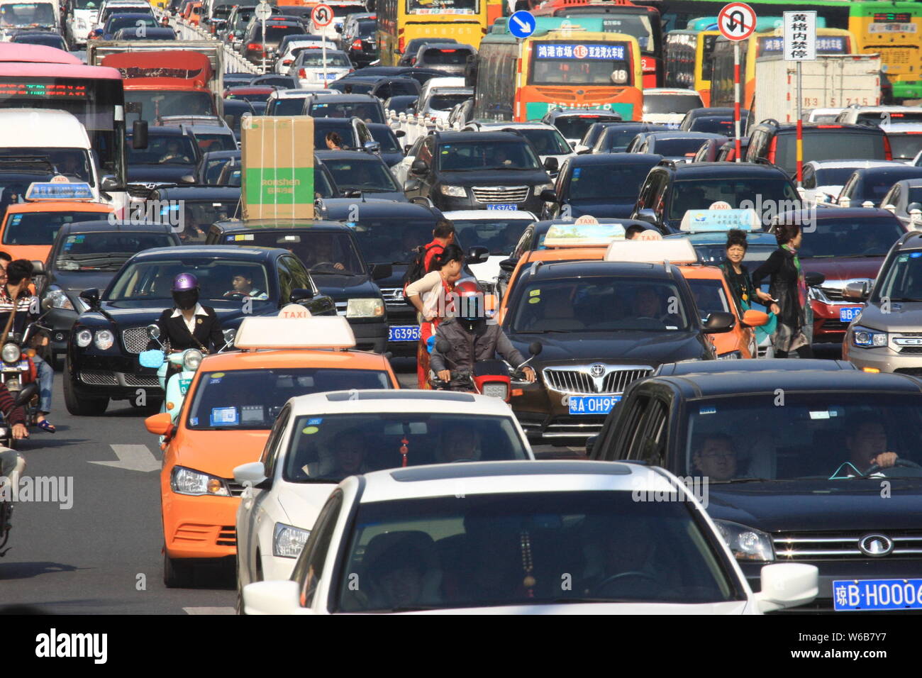 --FILE--Masses of cars, buses, scooters and bikes travel on the Yuya ...