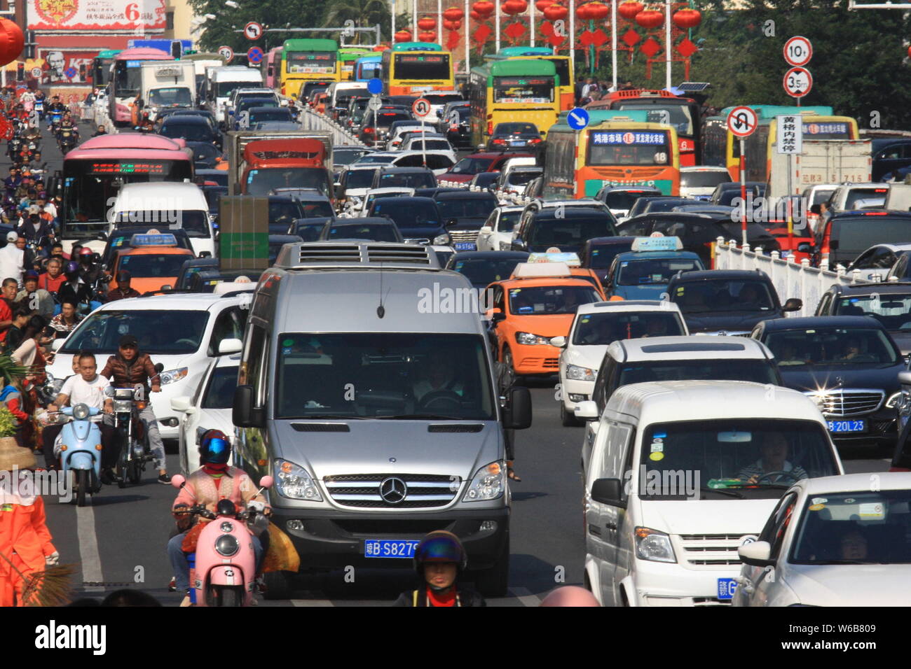 --FILE--Masses of cars, buses, scooters and bikes travel on the Yuya ...