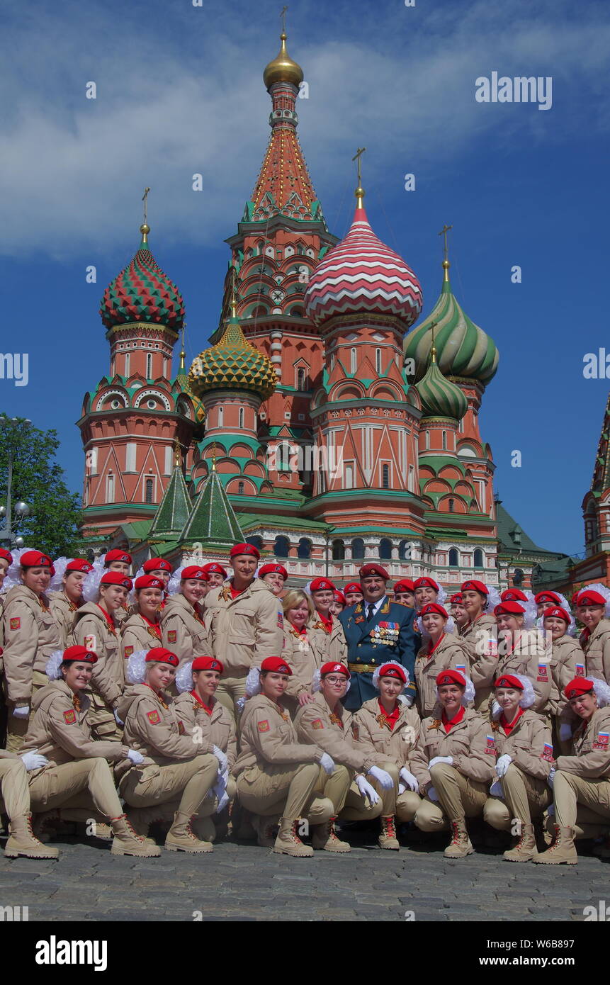 Female Russian soldiers pose for photos on the Red Square after the ...