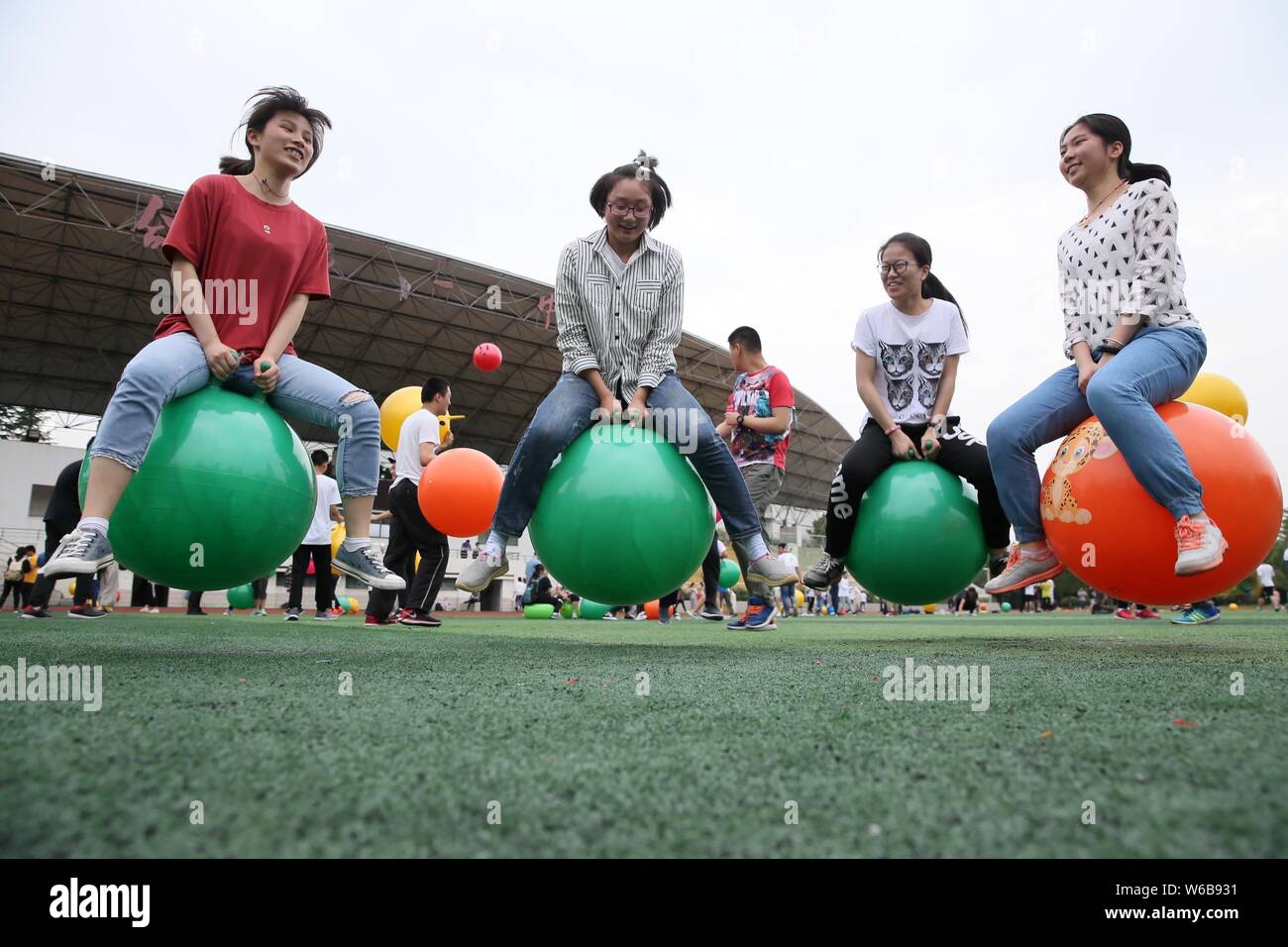 Senior high school students relieve stress by smashing balloons before ...