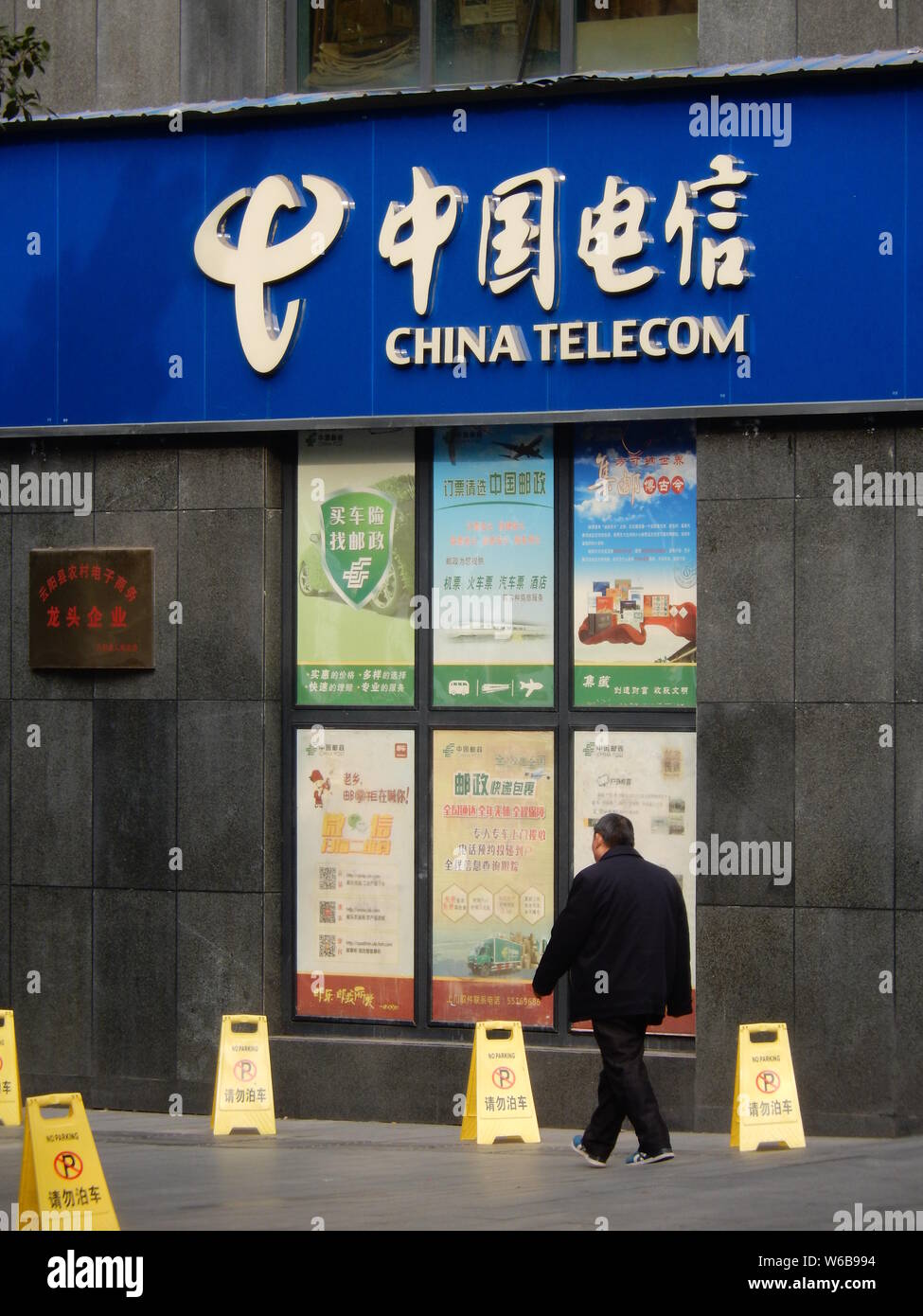 Satellite phone hi-res stock photography and images - Alamy