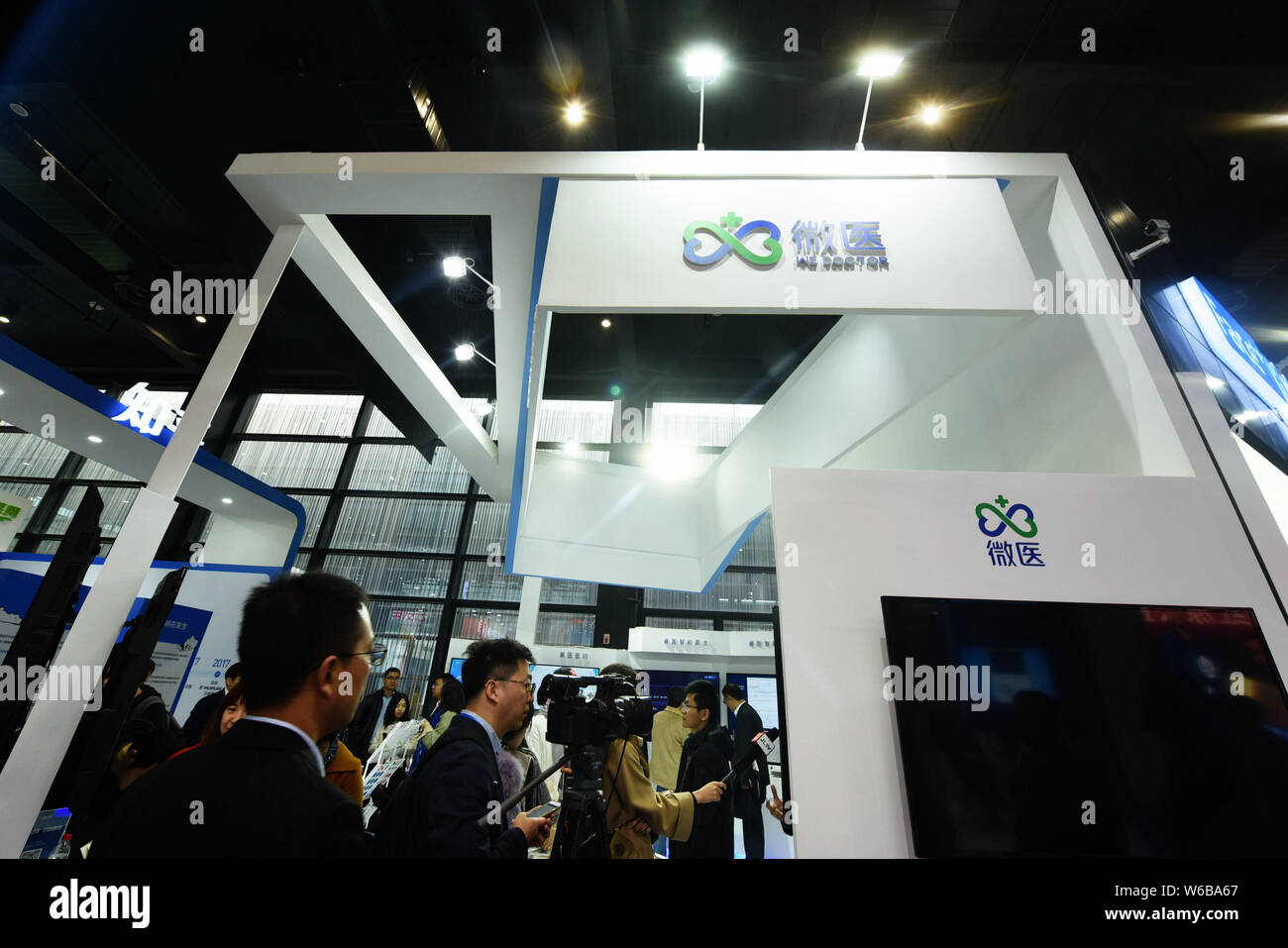 --FILE--People visit the stand of Chinese online healthcare solutions ...