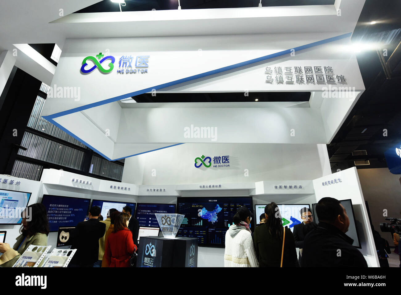 --FILE--People visit the stand of Chinese online healthcare solutions ...