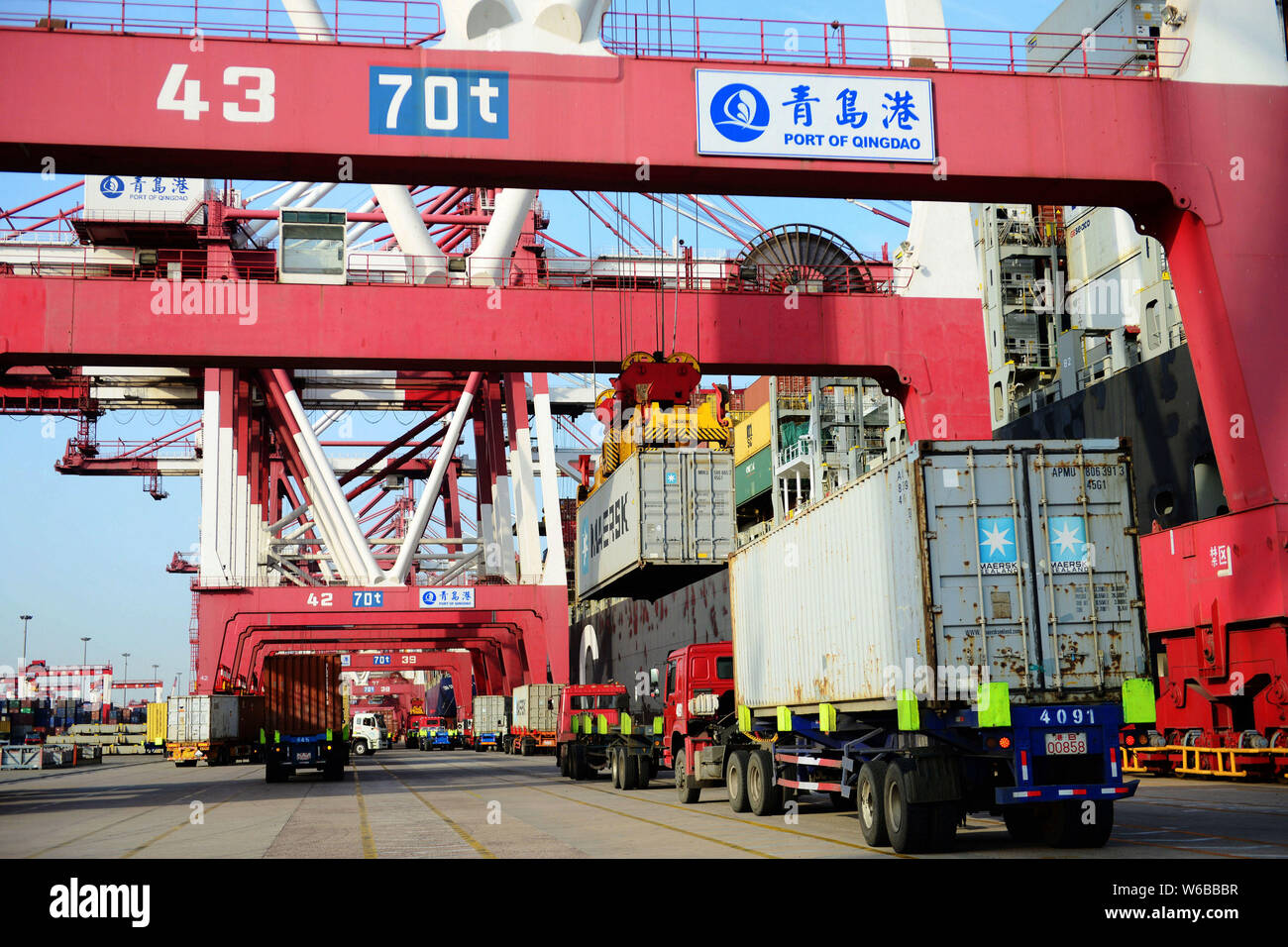 Crane vehicle lifts container hi-res stock photography and images - Alamy