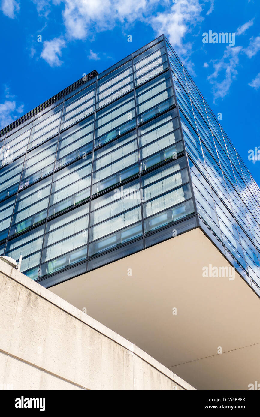 Modern luxury building in new district "Überseestadt" in Bremen Stock ...
