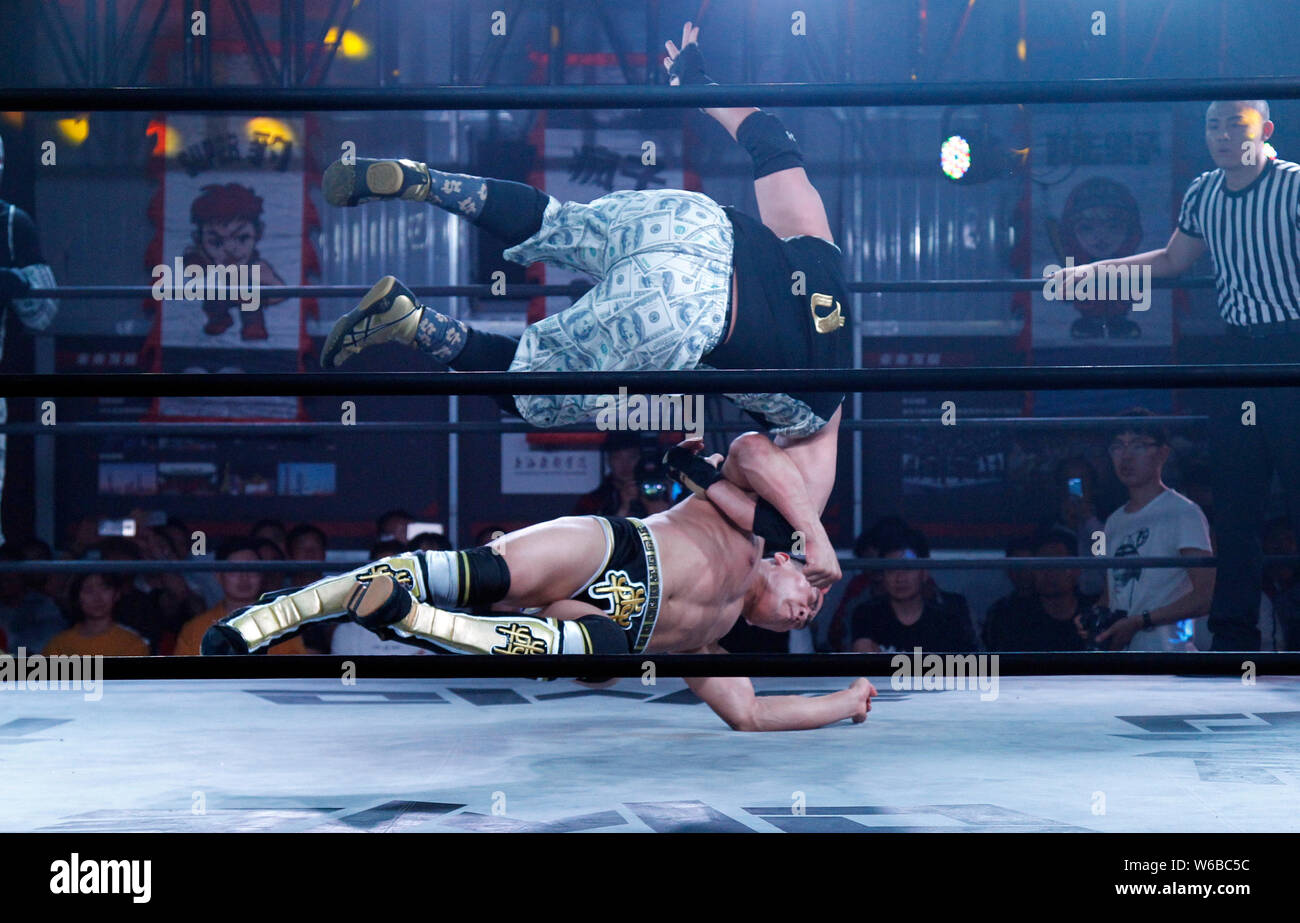 Wrestling performance hi-res stock photography and images - Alamy