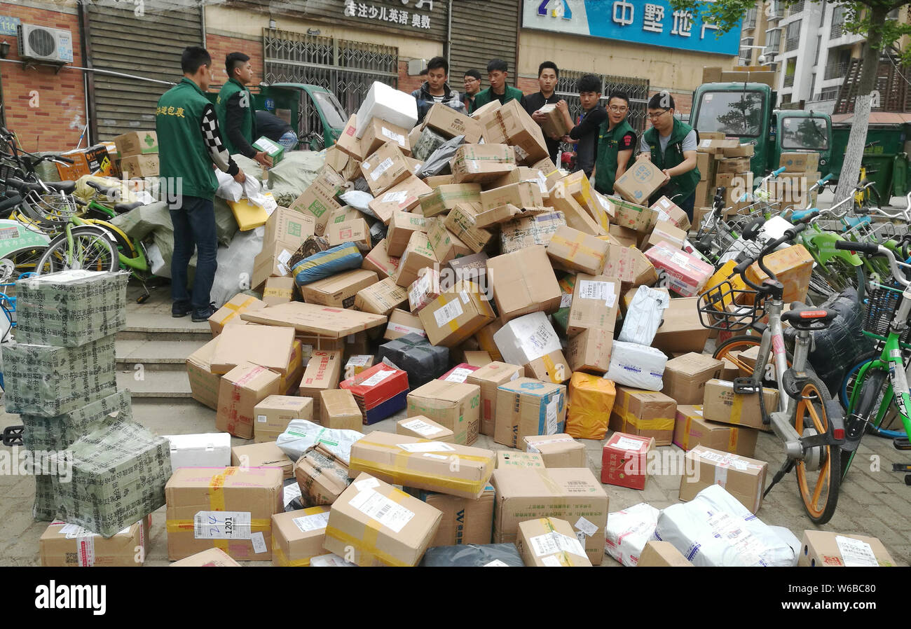 Package handling center hi-res stock photography and images - Alamy