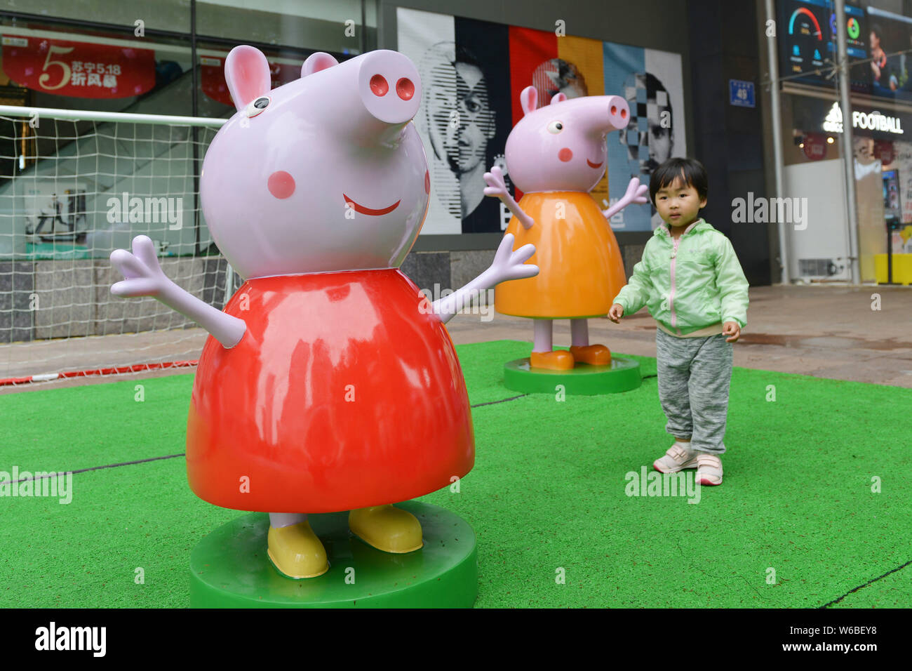Peppa pig characters hi-res stock photography and images - Alamy