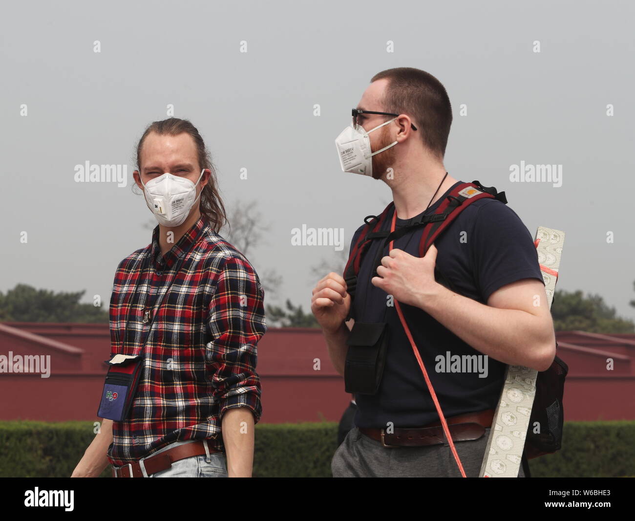 --FILE--Foreign tourists wearing face masks against air pollution visit ...