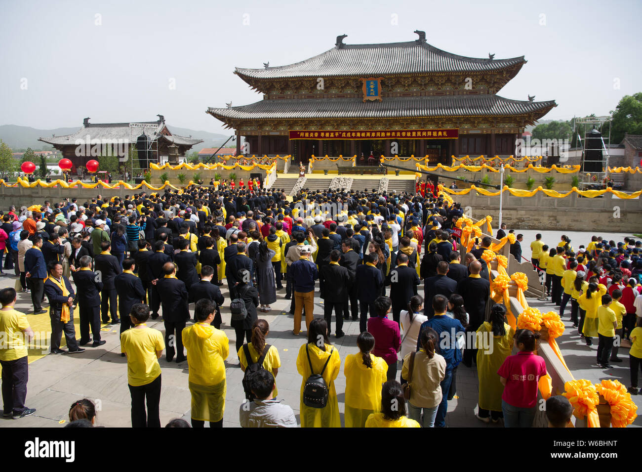 People attend the third Cross-Straits Shennong and Yandi Tourism ...