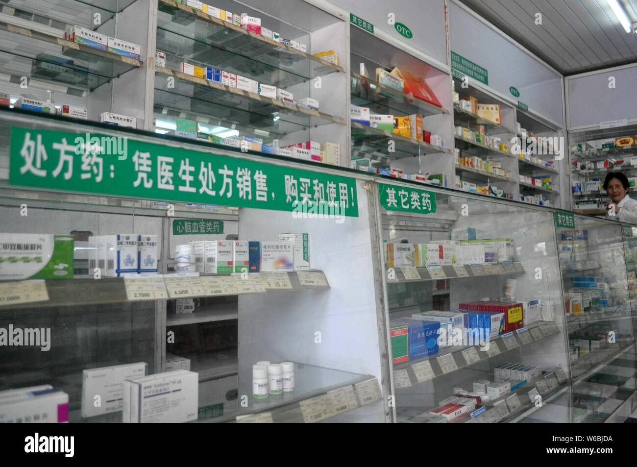--FILE--A local Chinese resident buys prescription medicines at a ...