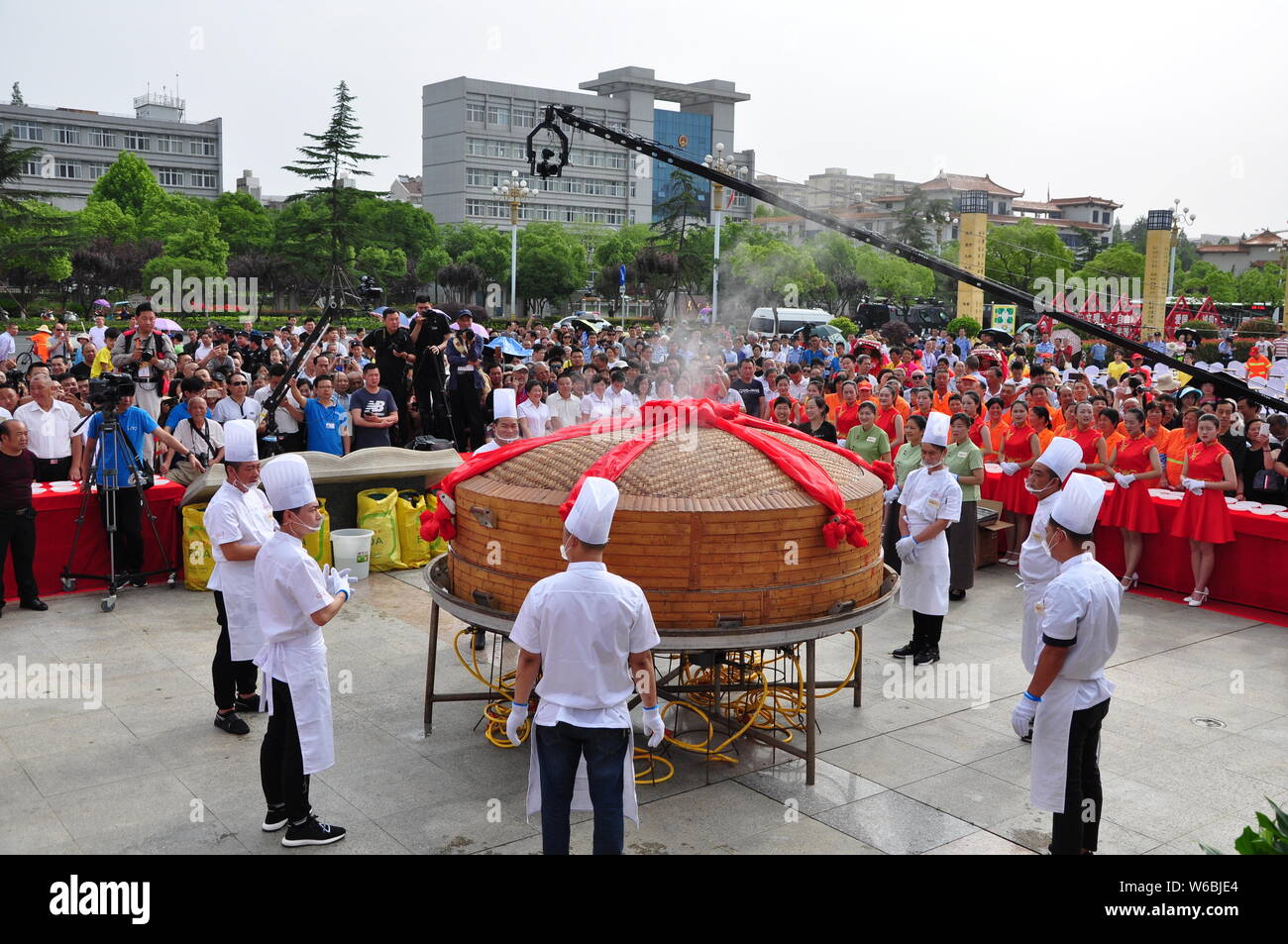 Chinese chefs heat 1,098 steamed dishes in a giant food steamer to ...