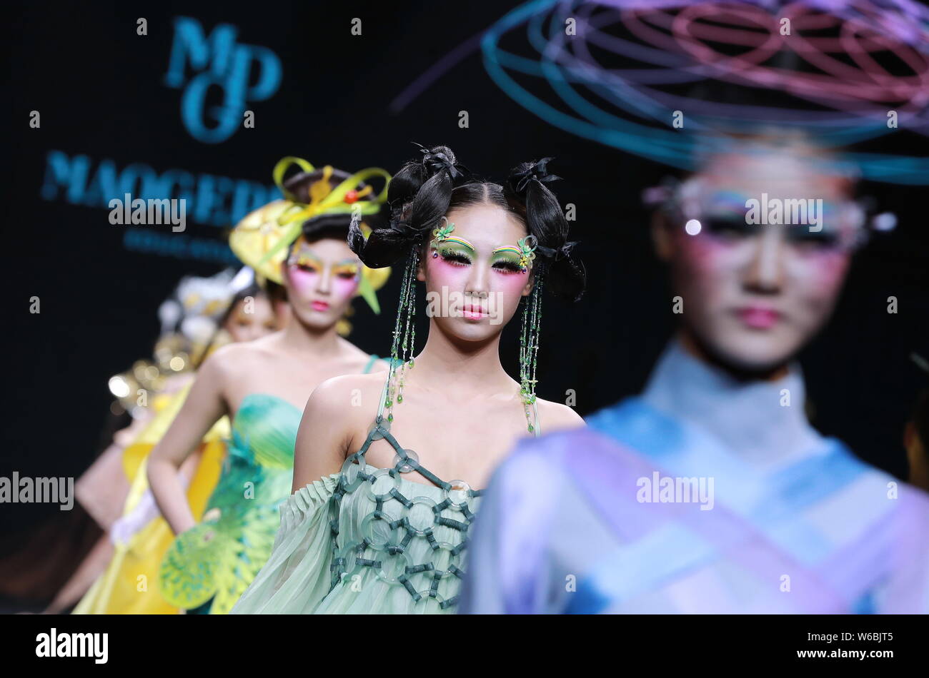 The makeup show hi-res stock photography and images - Alamy