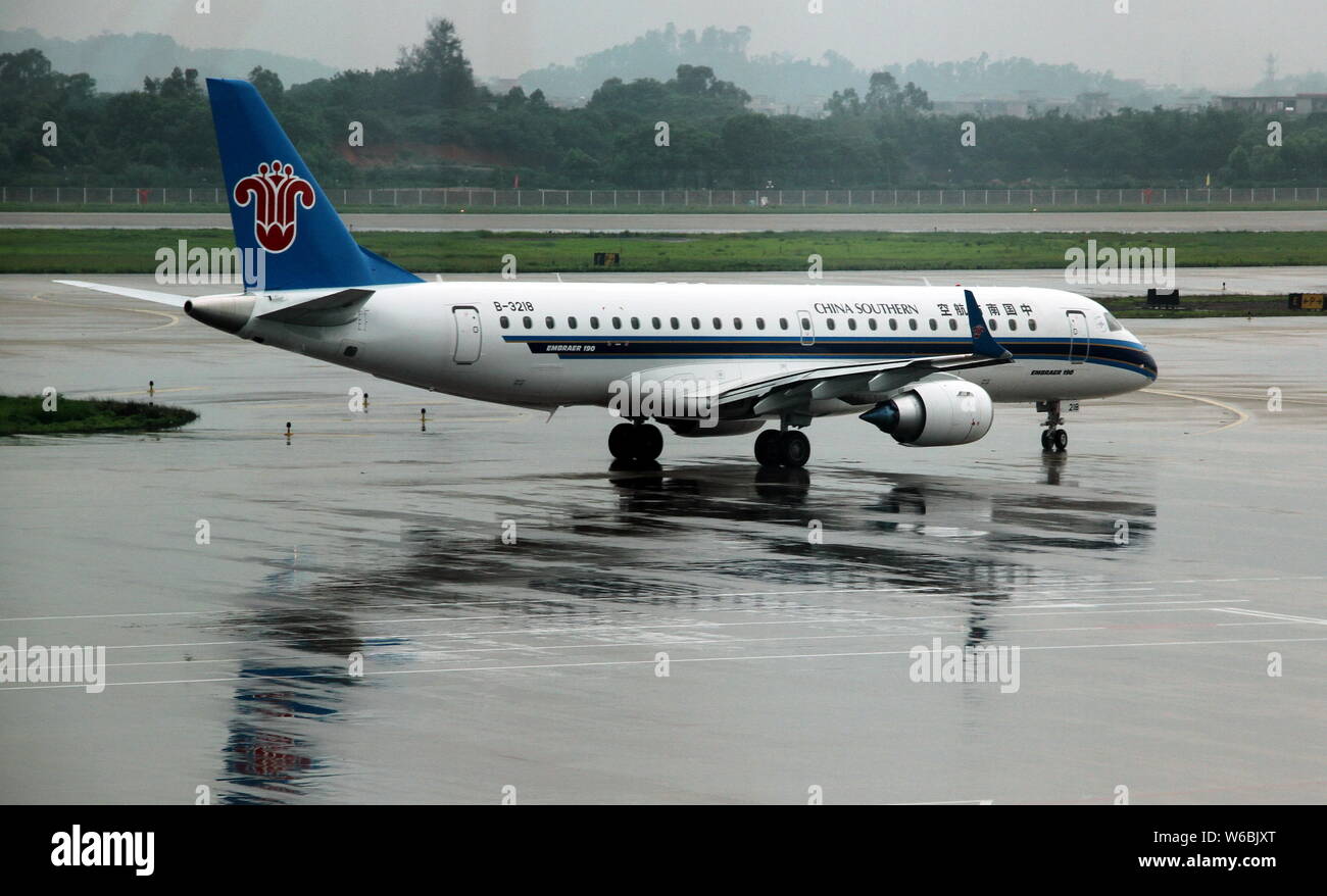 Embraer 190 jet hi-res stock photography and images - Alamy