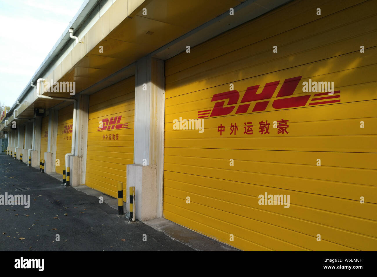 Dhl express center hi-res stock photography and images - Alamy