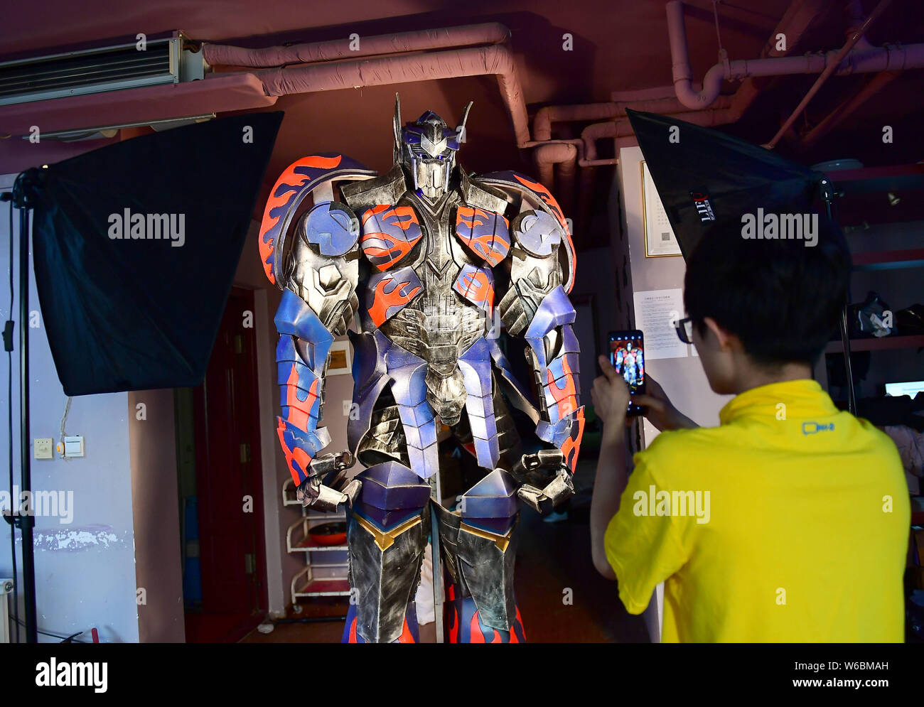 --FILE--25-year-old Chinese man Liu Sen takes photos of a realistic ...