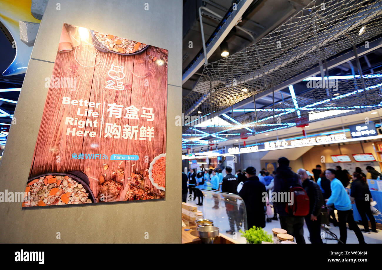 --FILE--Chinese customers shop for seafood at a store of O2O fresh ...
