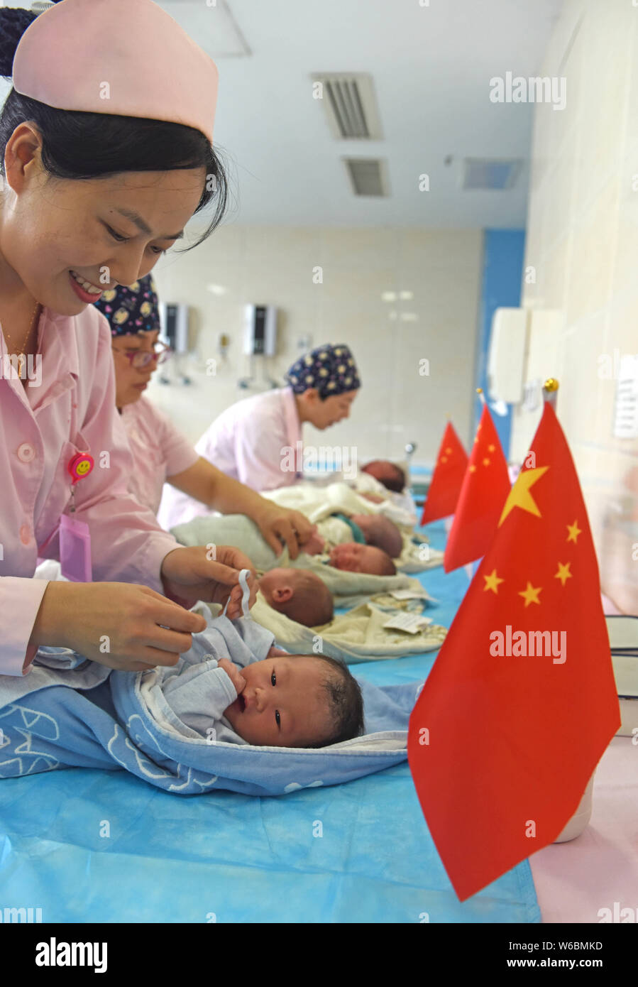 --FILE--Chinese nurses attend newborn babies at a hospital in Huainan ...