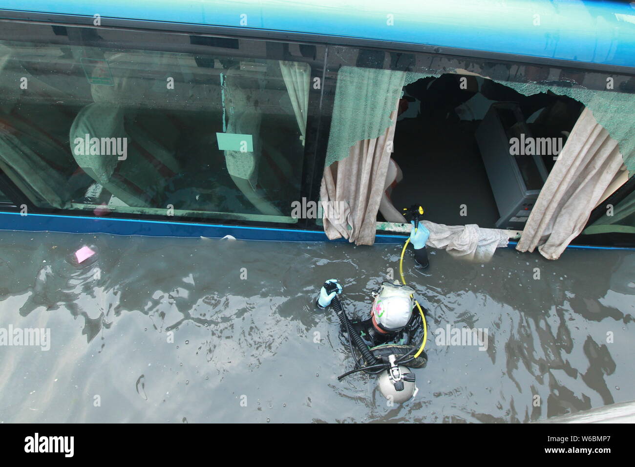 Underwater rescue hi-res stock photography and images - Alamy