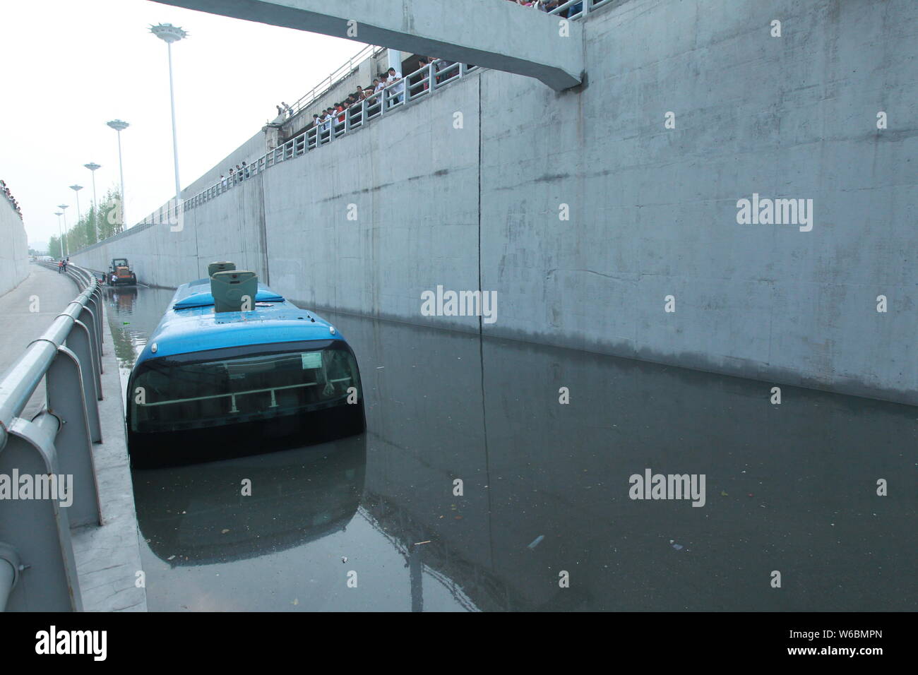 Bus stuck hi-res stock photography and images - Alamy