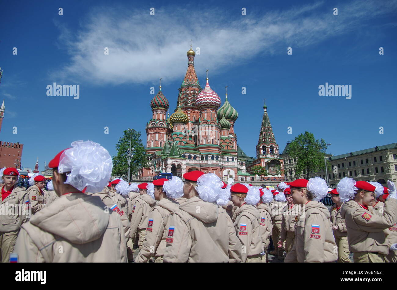 Female Russian soldiers pose for photos on the Red Square after the ...