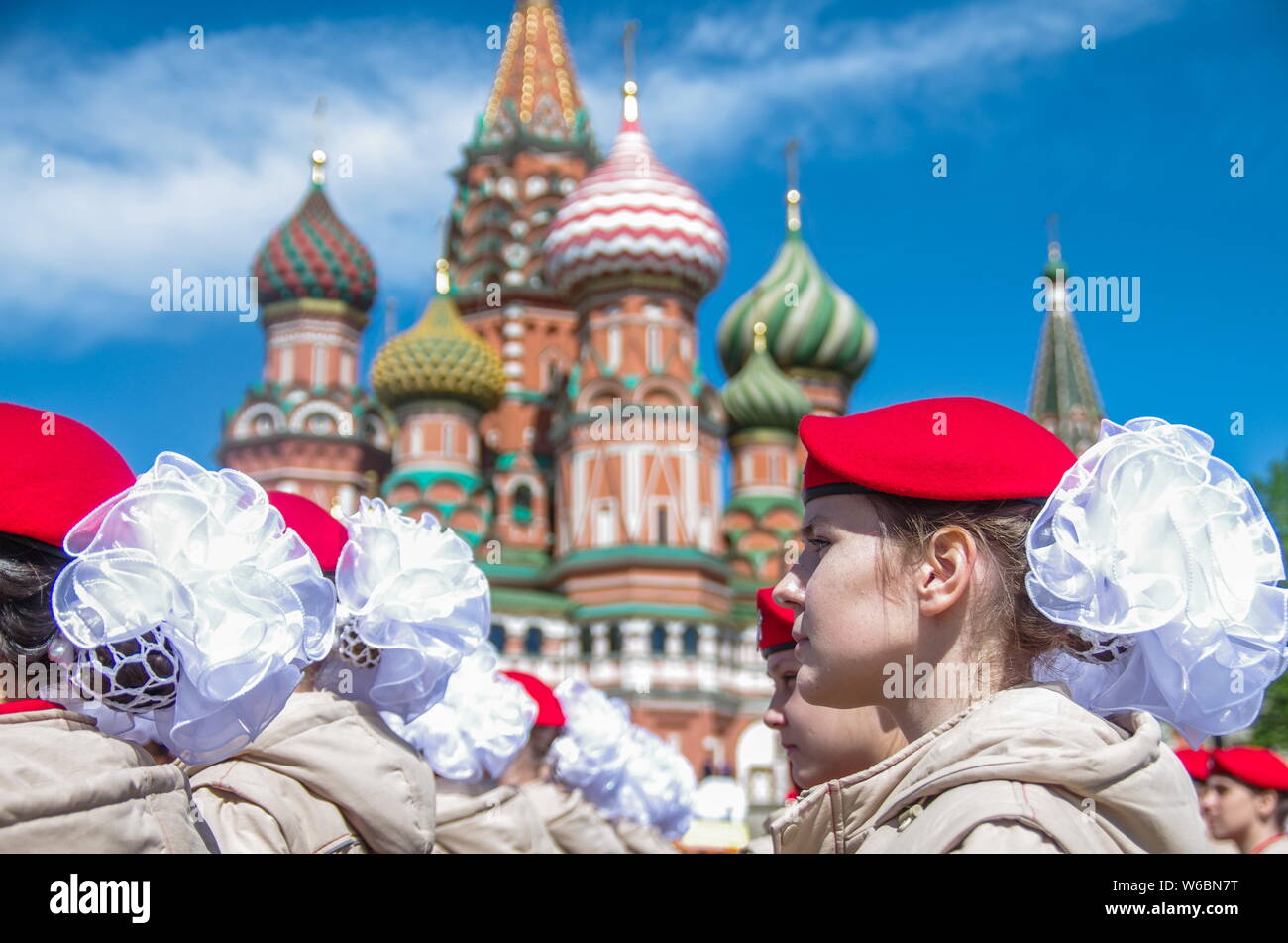 Female Russian soldiers pose for photos on the Red Square after the ...