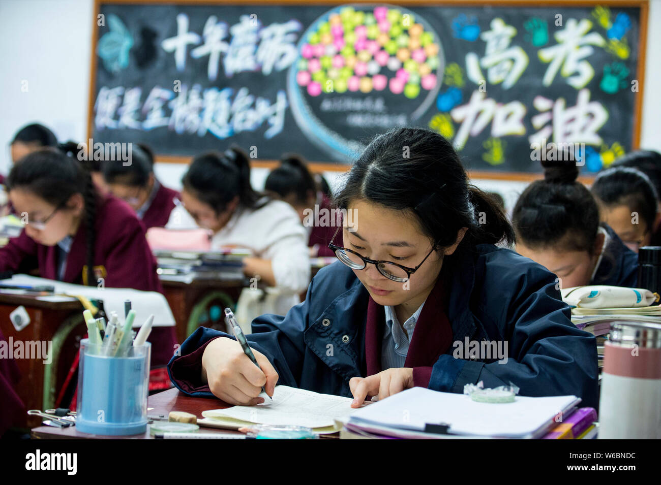 Young Chinese students prepare for the upcoming 2018 national college ...
